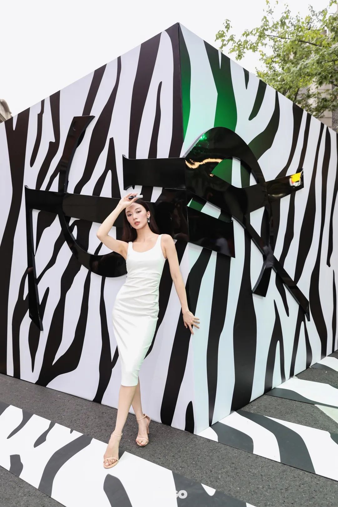 YSL luminous zebra crossing appeared in Zhangyuan, Shanghai, which is ...