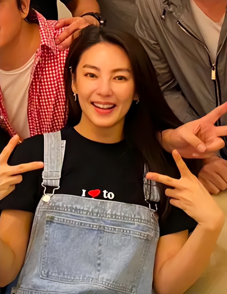 Pan Yueming and Zhang Yuqi have a private party!The stubble at the corners of his mouth is ...