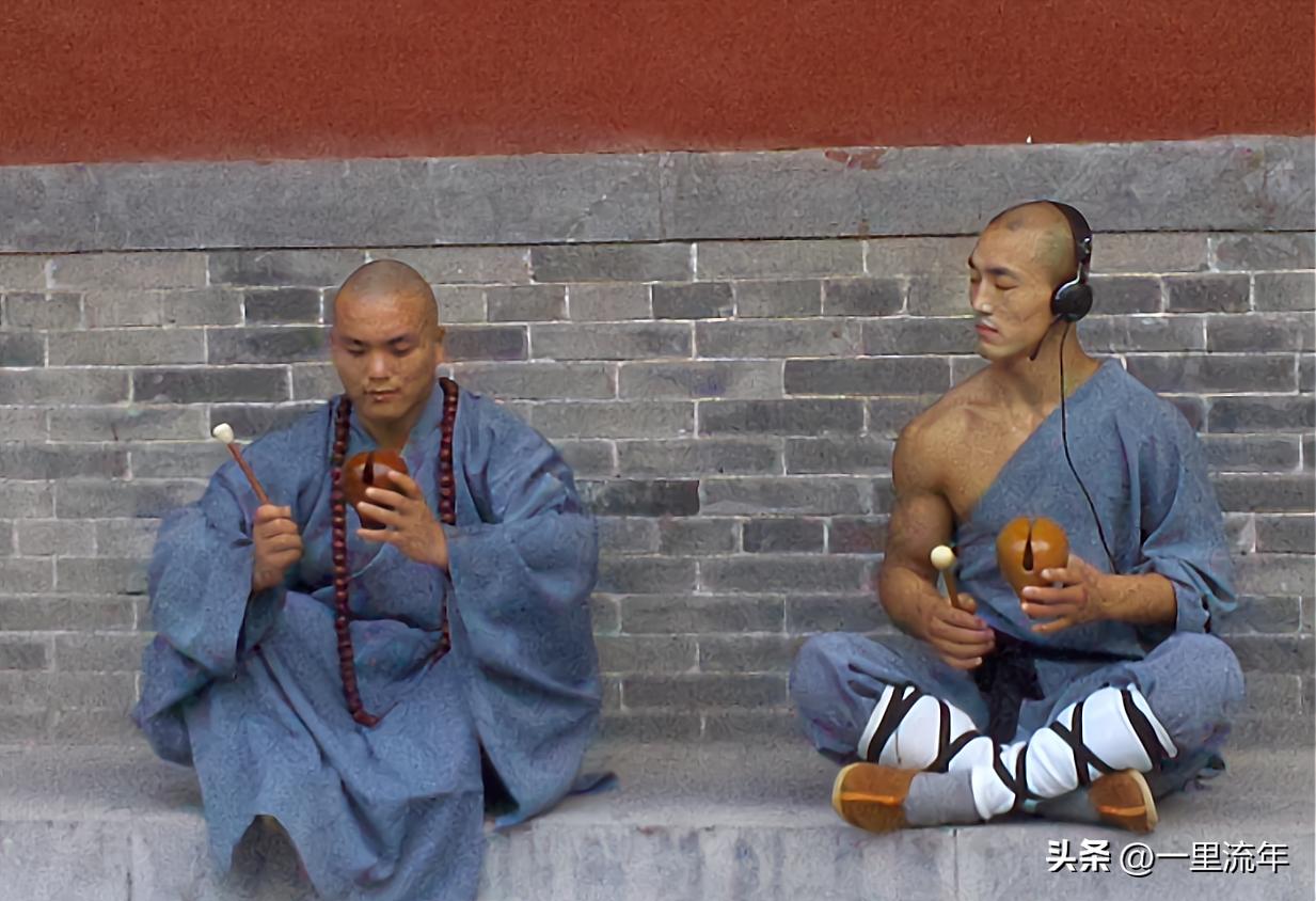 Monk Yilong was attacked by a mysterious person, and his eyebrow bone ...