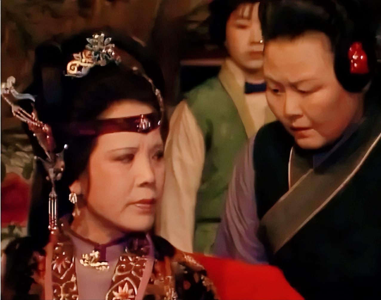 A Dream of Red Mansions, Mrs. Fei came to beg Mrs. Xing, the team of ...