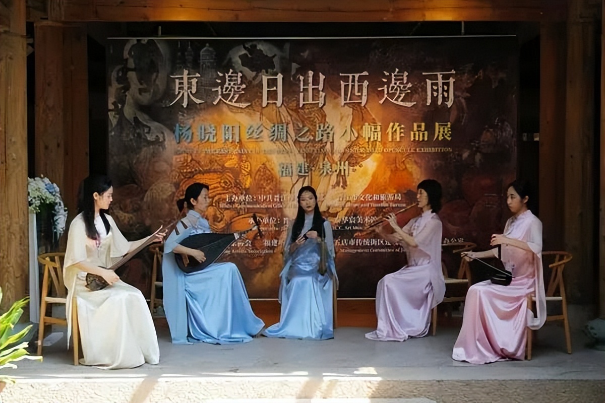 "Sunrise in the East and Rain in the West" Exhibition of Yang Xiaoyang ...