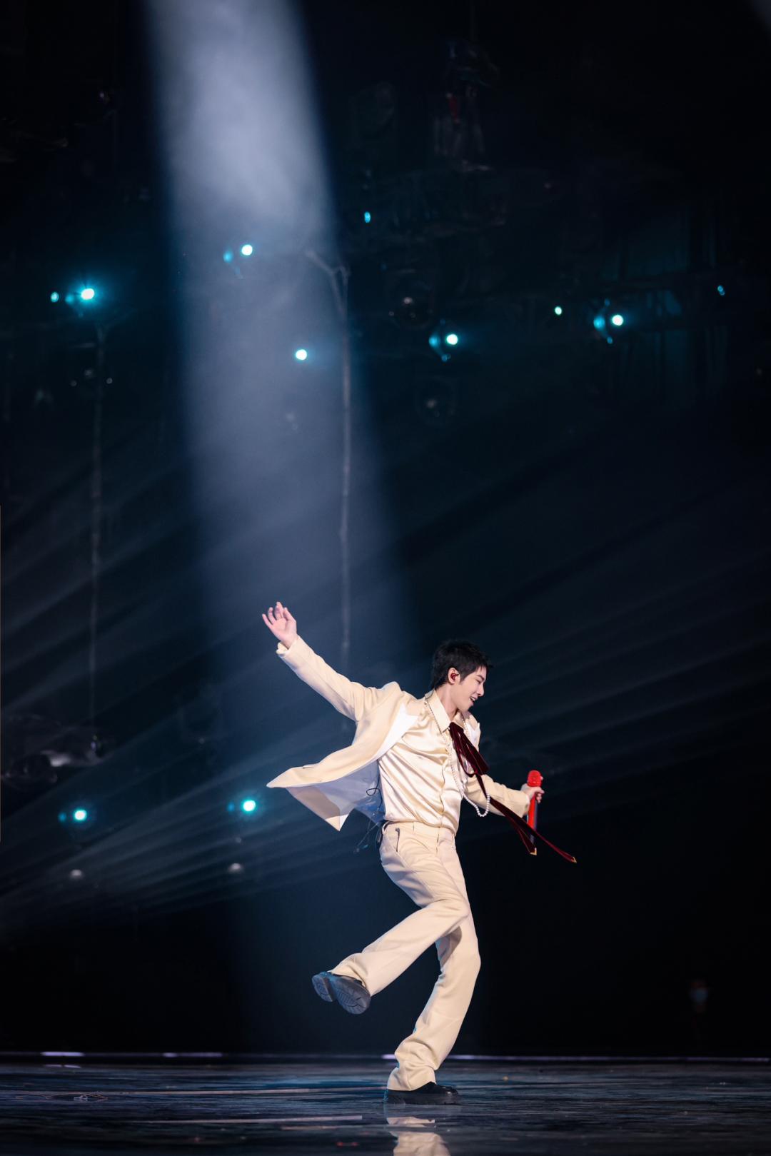 Hunan Satellite TV's New Year's Eve Concert Finale!Hua Chenyu sang a new song [Light the Bonfire ...