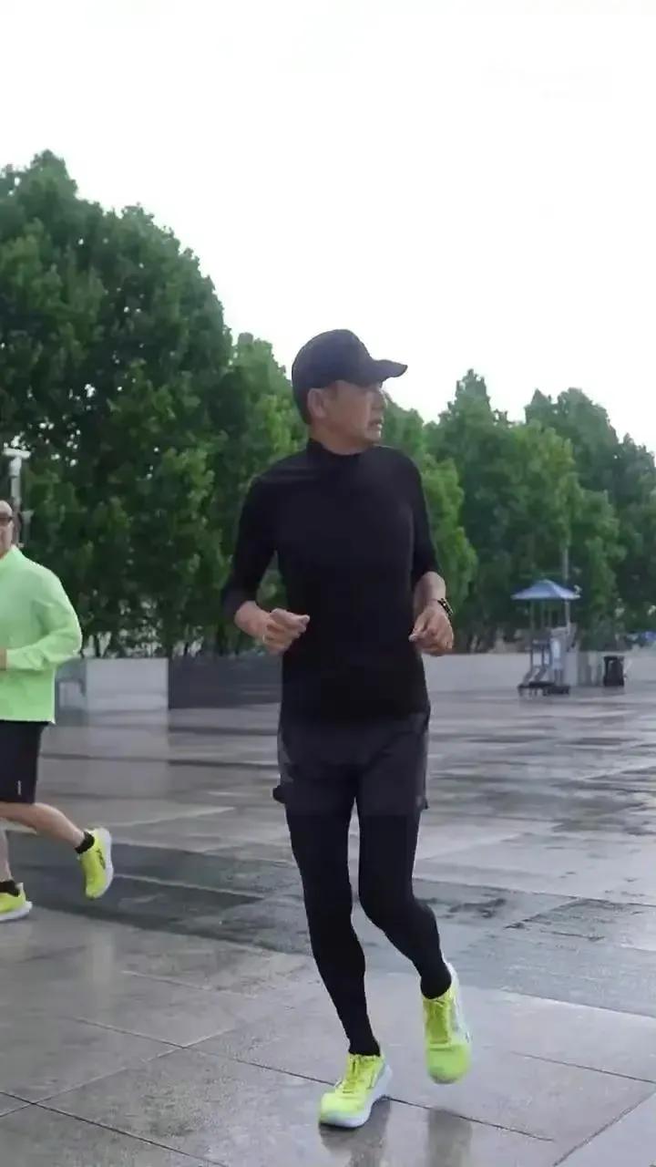 Chow Yun-fat's morning run on the Bund in Shanghai - iNEWS