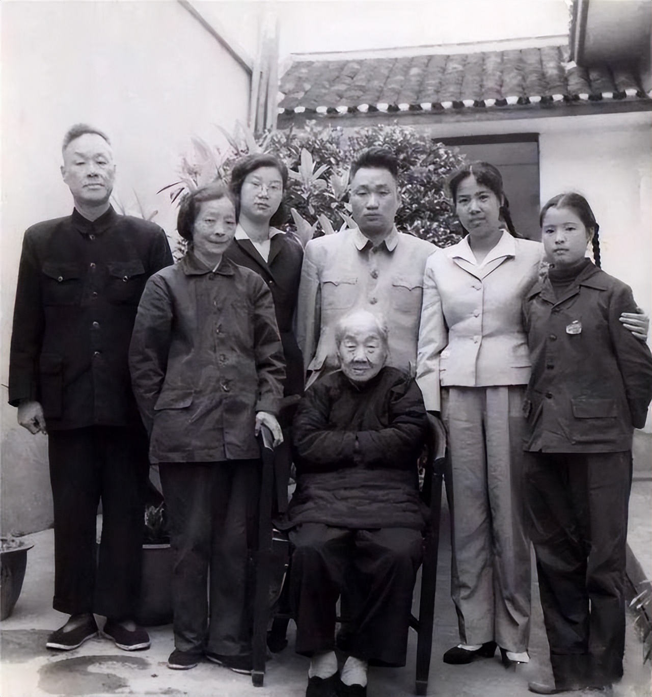 The precious photo of Mao Anying and grandma, not long after this photo ...