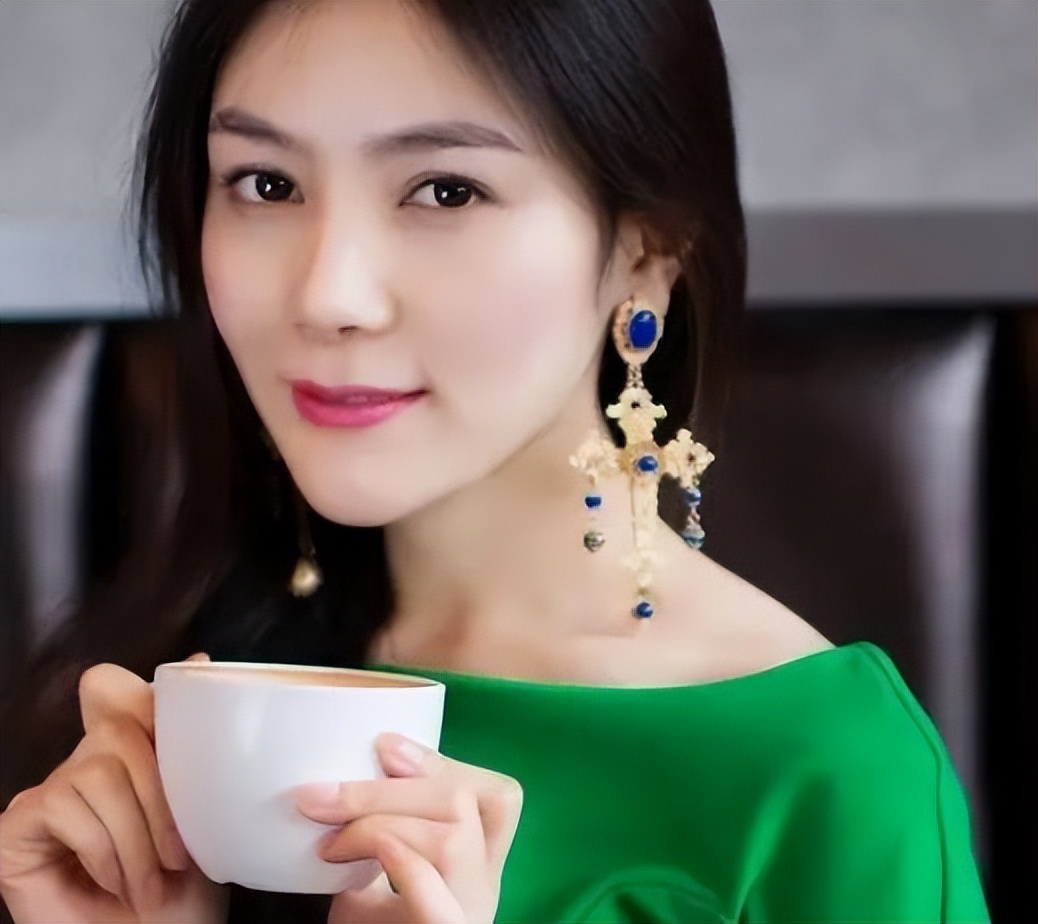 Women often drink coffee, whether to "accelerate aging" or "delay aging ...