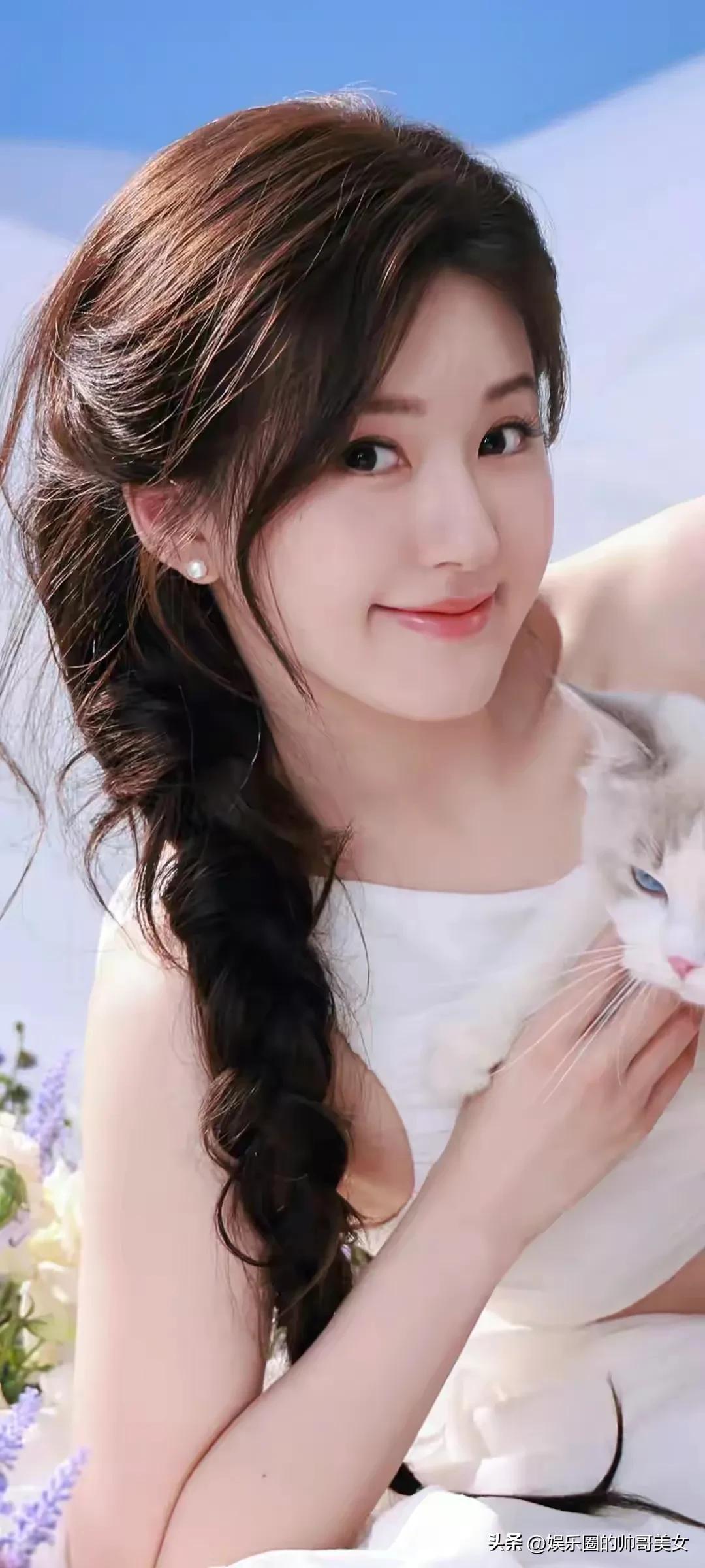 26 frames of beautiful photos of Zhao Lusi, each picture is a ...