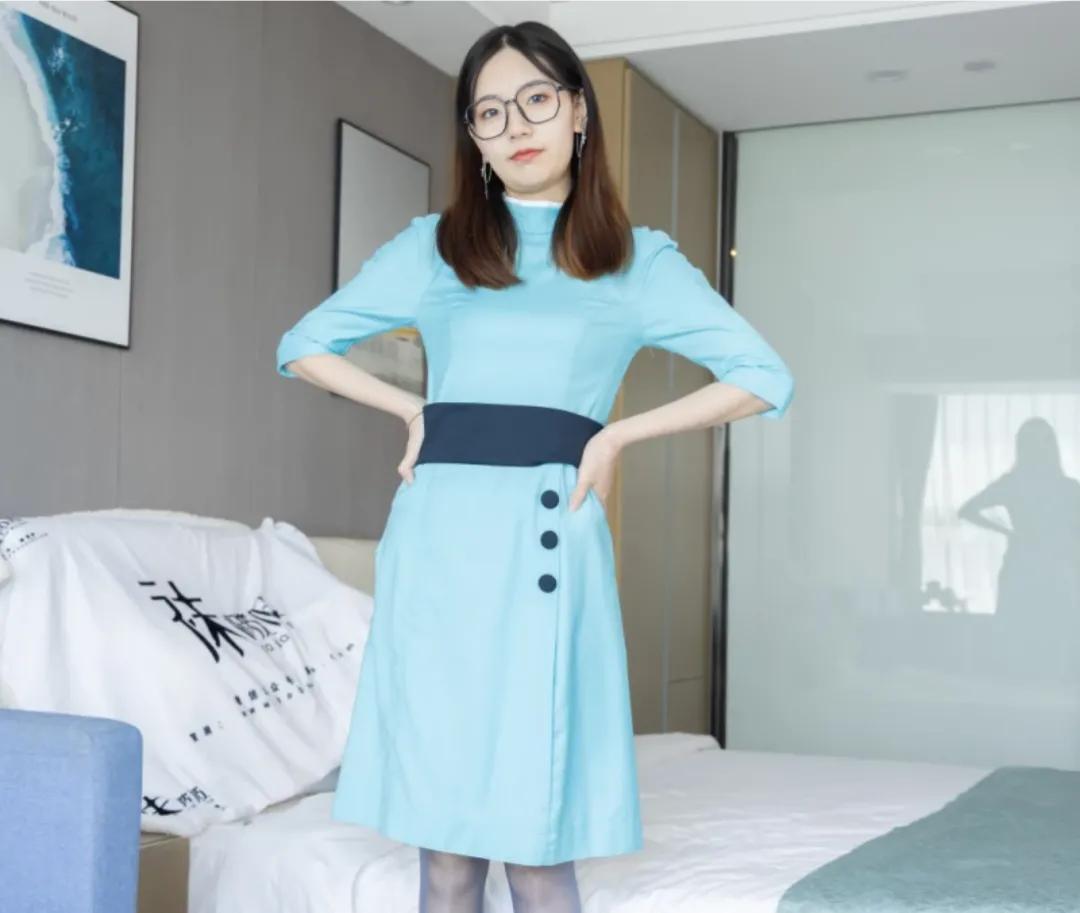 The model lady's stockings and professional clothes look very good - iNEWS