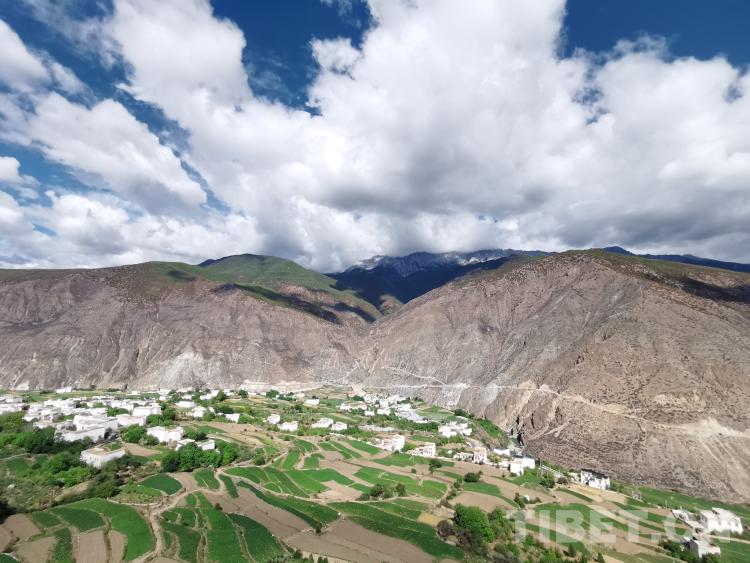 A beautiful plateau town covered by the halo of Daocheng and Litang ...
