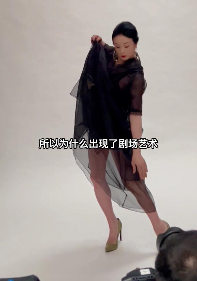 55-year-old Jin Xing plays sexy, wearing a black silk skirt with beautiful legs and crazy ...