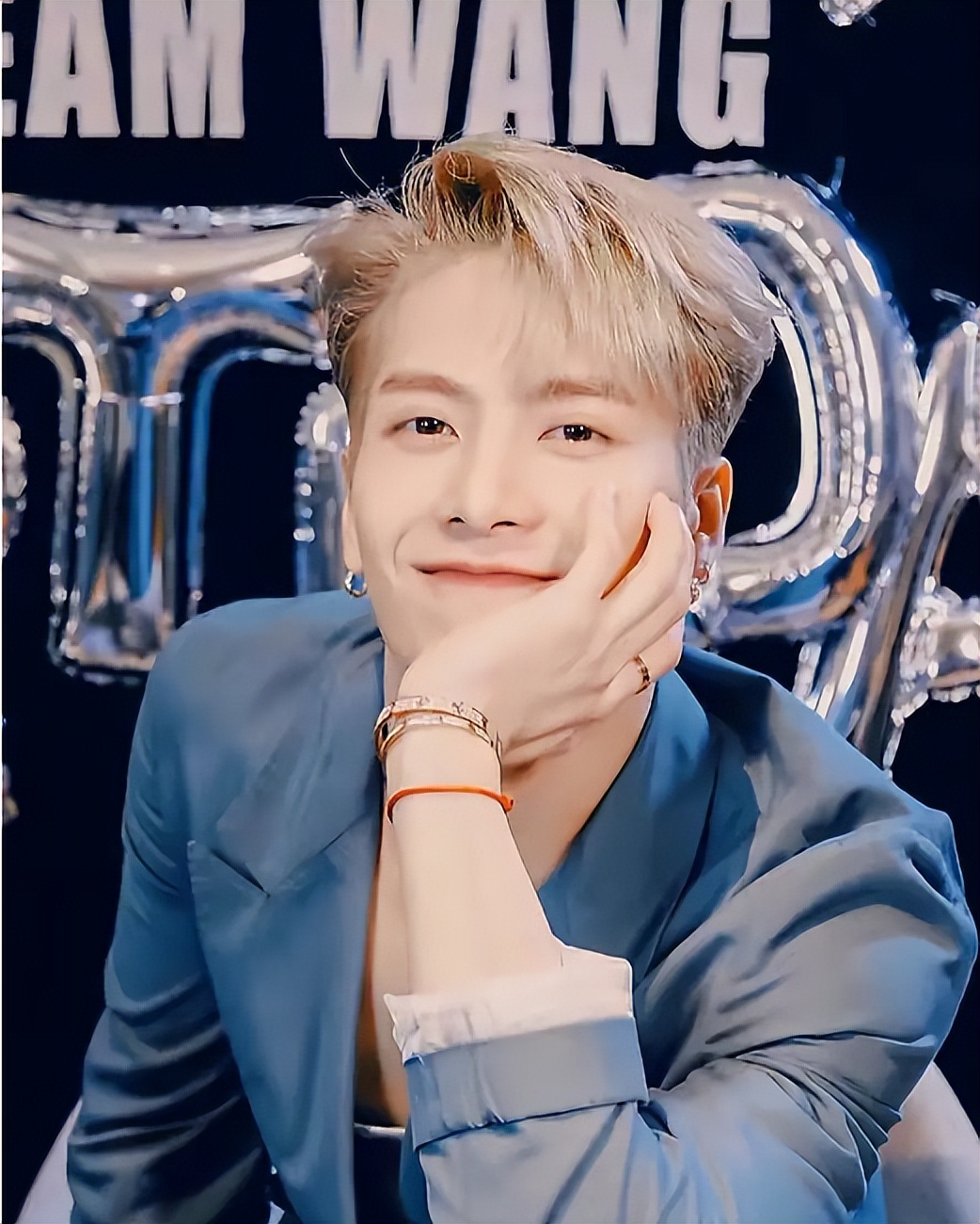 The asking price is 8,000 yuan! Wang Jiaer's photo with fans sparked ...