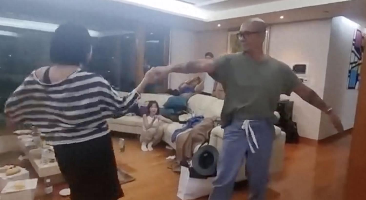 Little S dancing with Koo Jun-yup in Korea? Holding hands and spinning in circles without ...