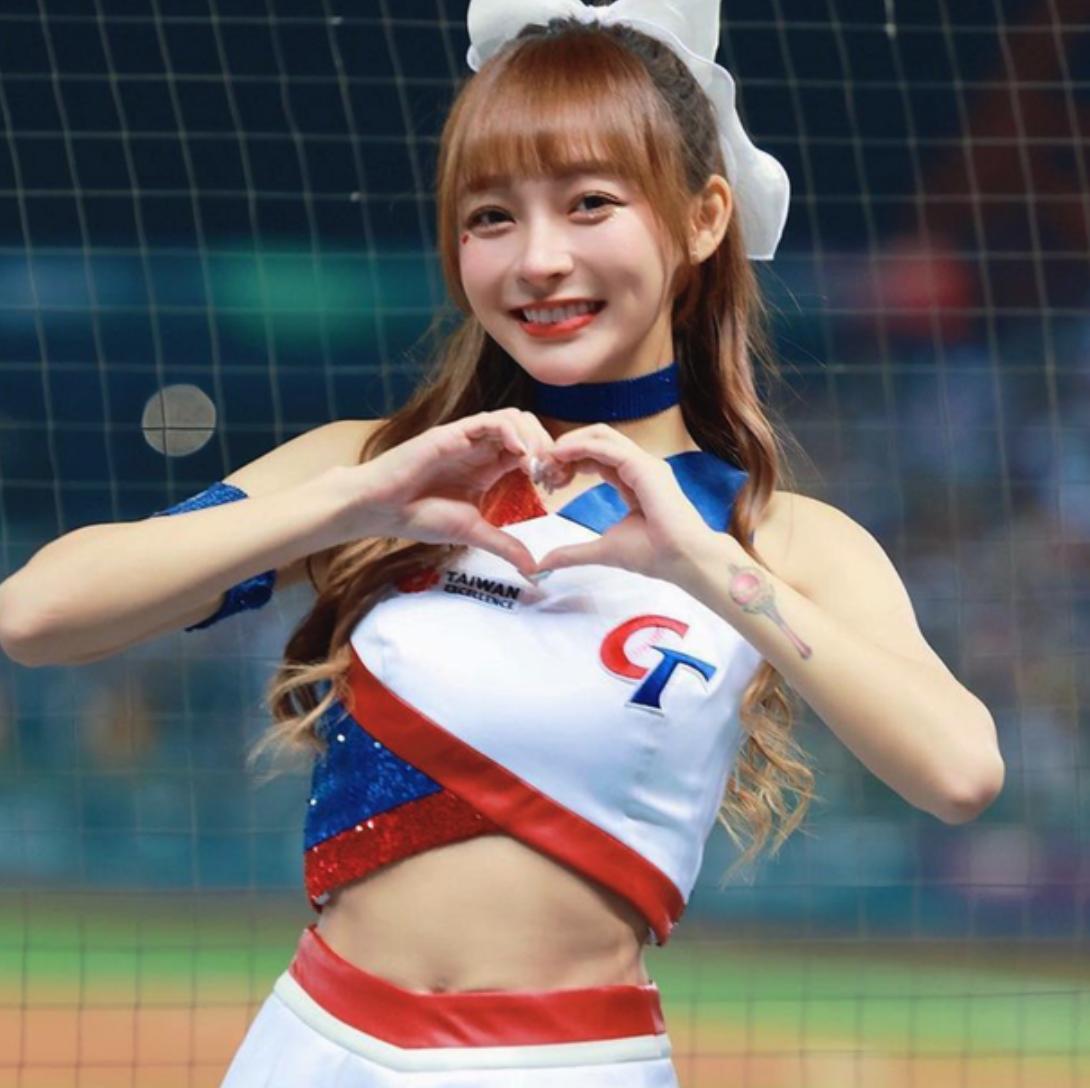 She is the goddess of Taiwanese cheerleaders: she has a perfect figure ...