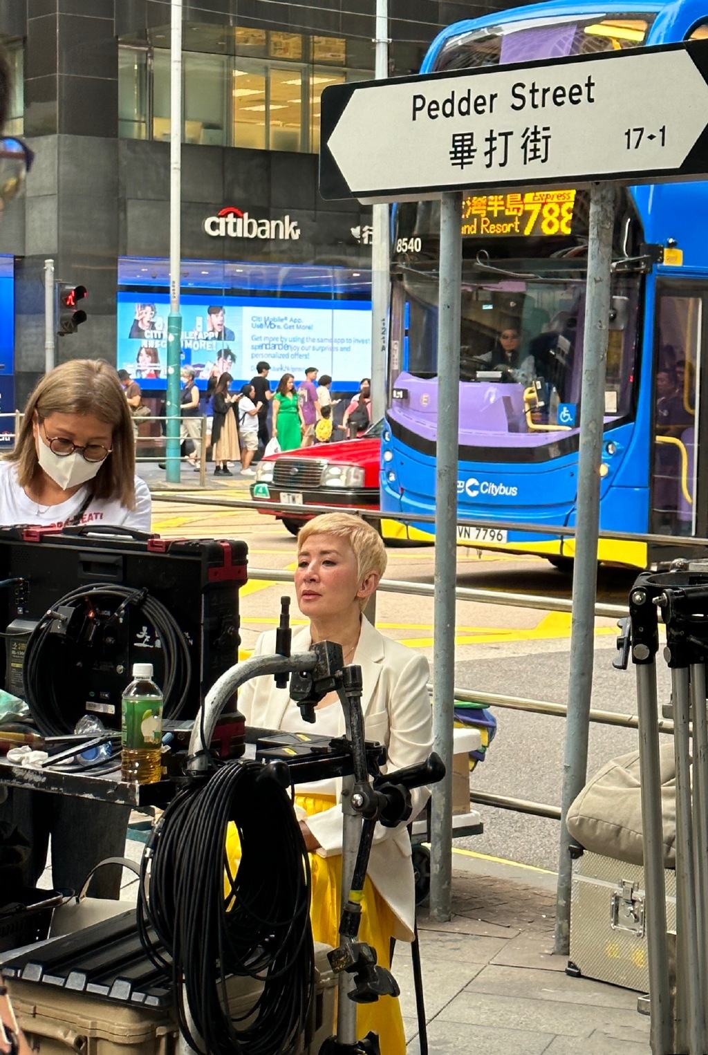 58-year-old Wu Junru appeared on the street, dyed blonde hair to look ...