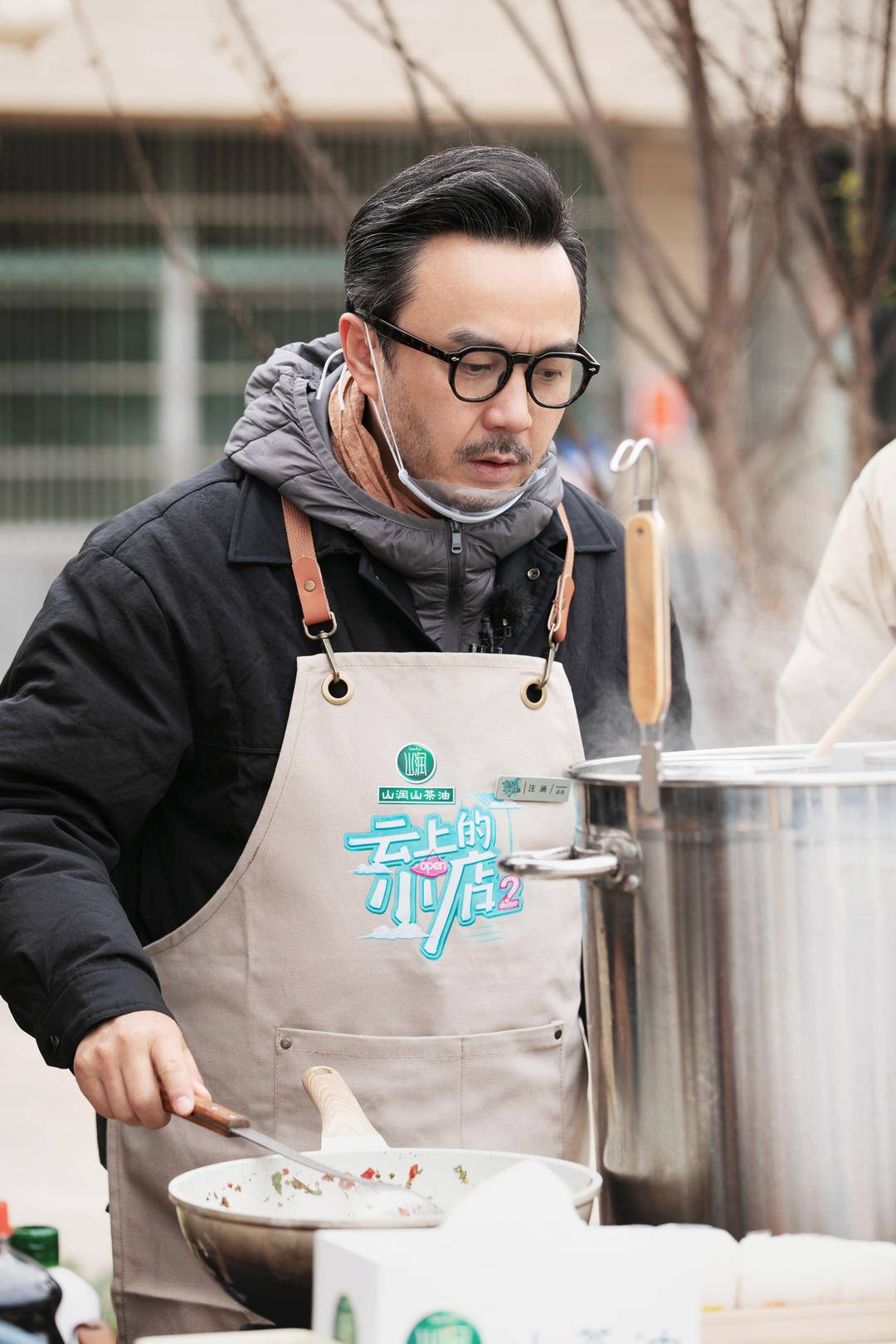 The recent photo of 48-year-old Wang Han is too old, with gray beard ...