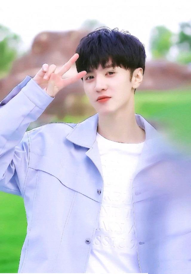 Chen Zheyuan is handsome and dressed, the sun is warm and full of vigor ...