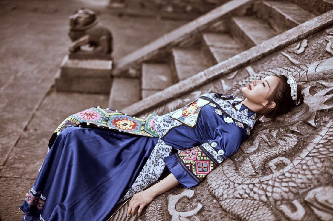 The Tujia Xilan girl continues to write a thousand-year intangible ...