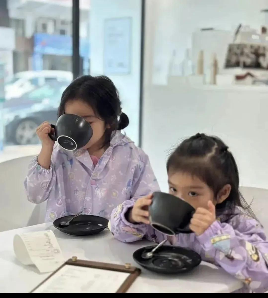 Huo Qigang posted a family portrait, Guo Jingjing shared a face with ...