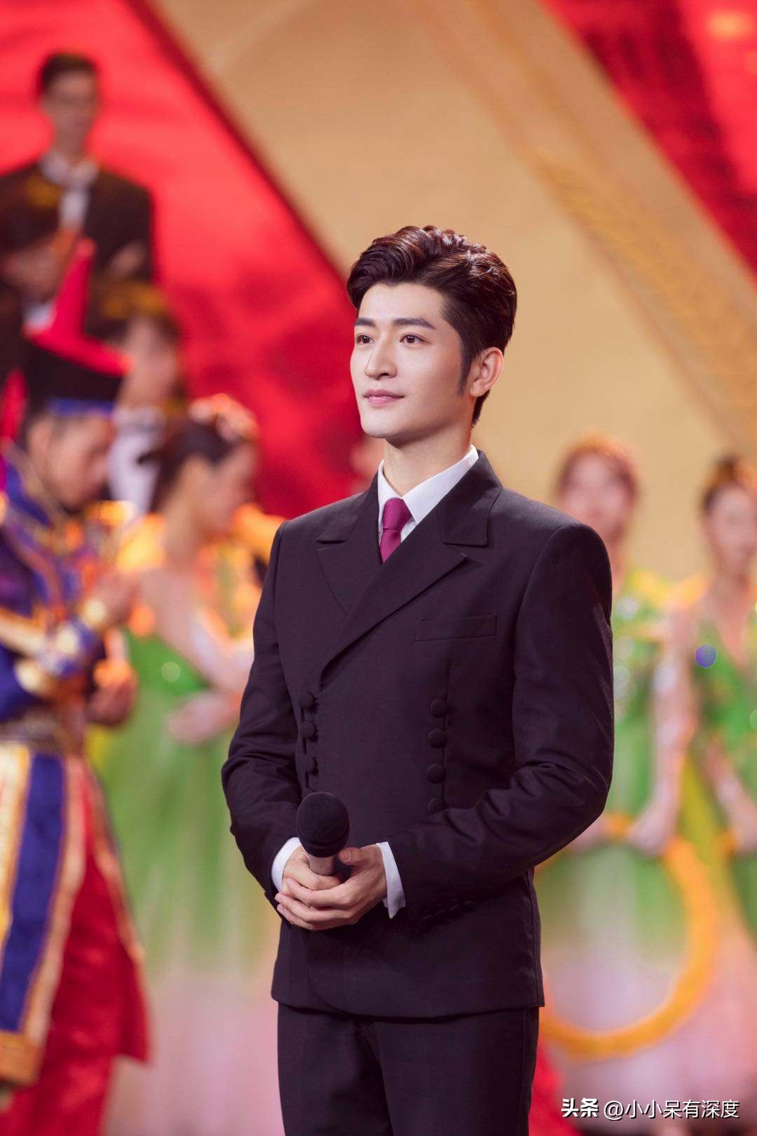 CCTV host Yin Song is not only handsome, but also very talented. He is ...