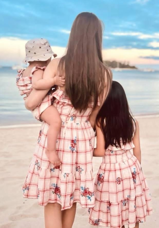 Jay Chou shows his happiness, showing the back view of Kunling and his ...