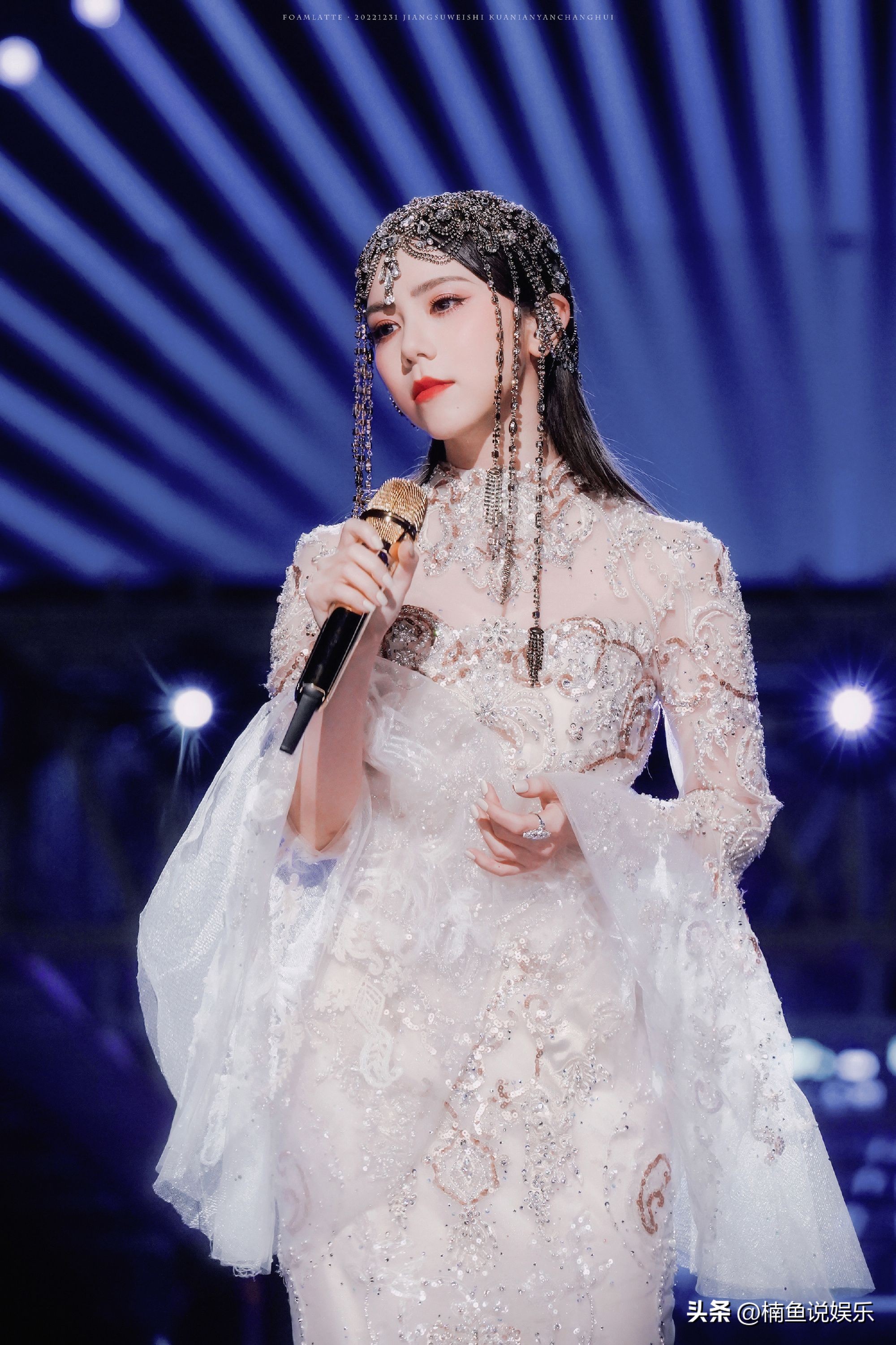 Deng Ziqi was finally glamorous once, dressed up as an exotic princess ...