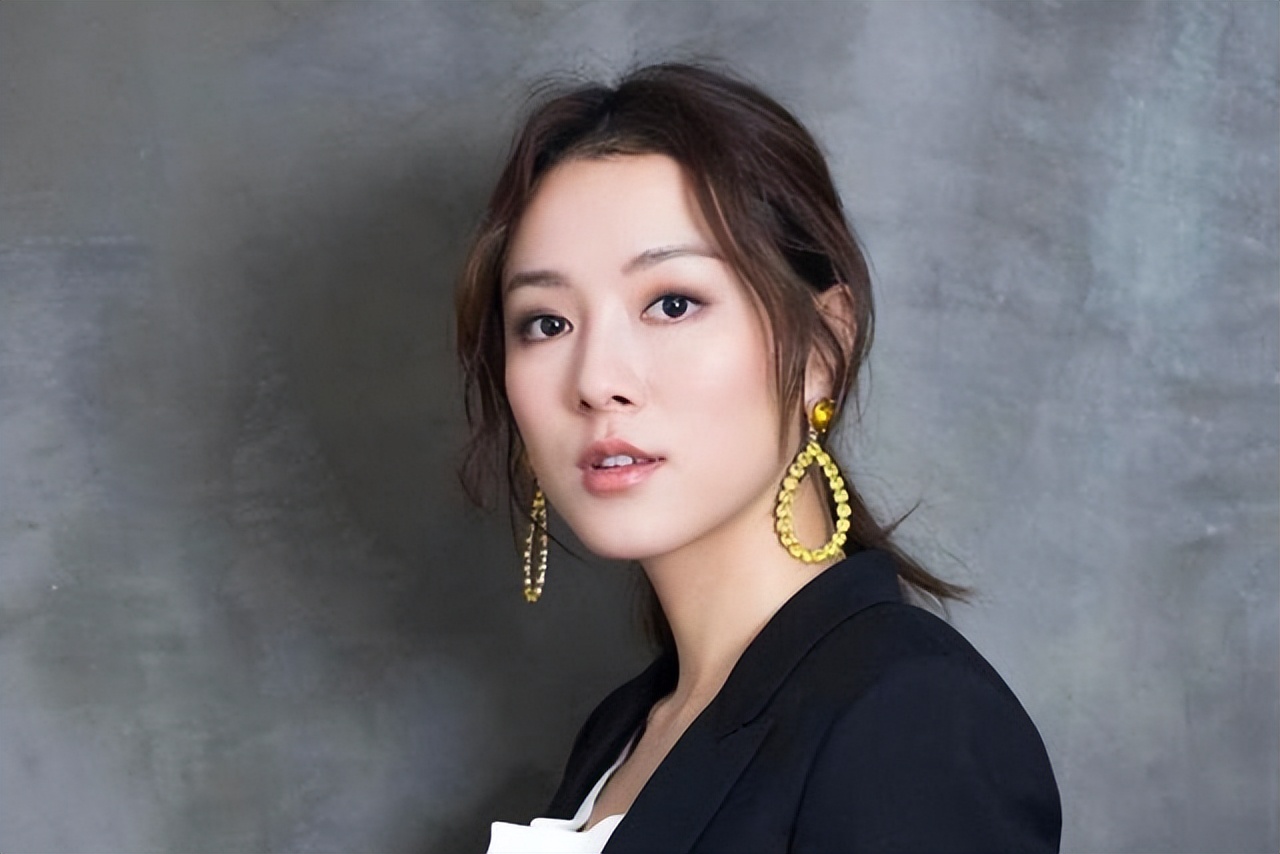 She is a TVB Xiaohua with excellent looks and temperament. She is married to a well-known ...