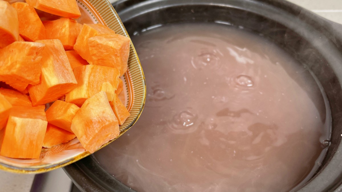 Red beans and sweet potatoes are boiled together. It is more beautiful ...