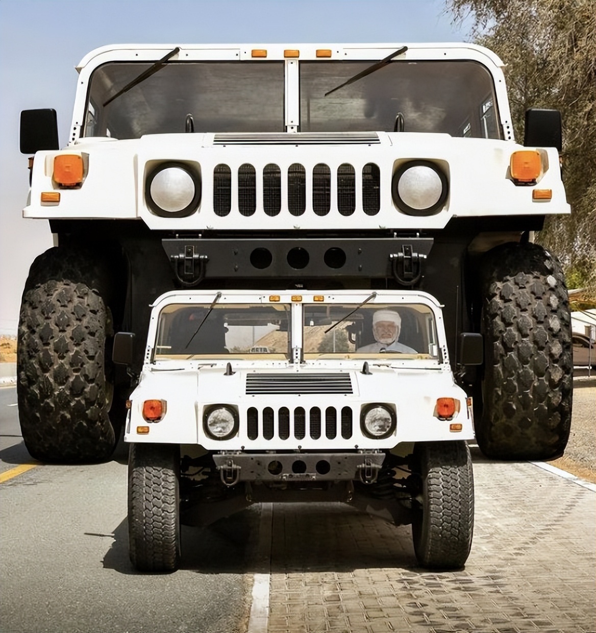 Super crazy!He owns the world's largest Hummer, a 2-story building and ...