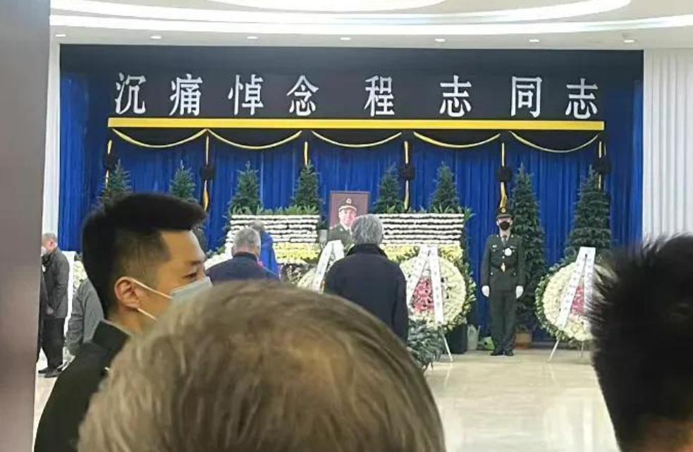 Many friends in the circle attended Cheng Zhi's funeral, Yan Weiwen bid ...