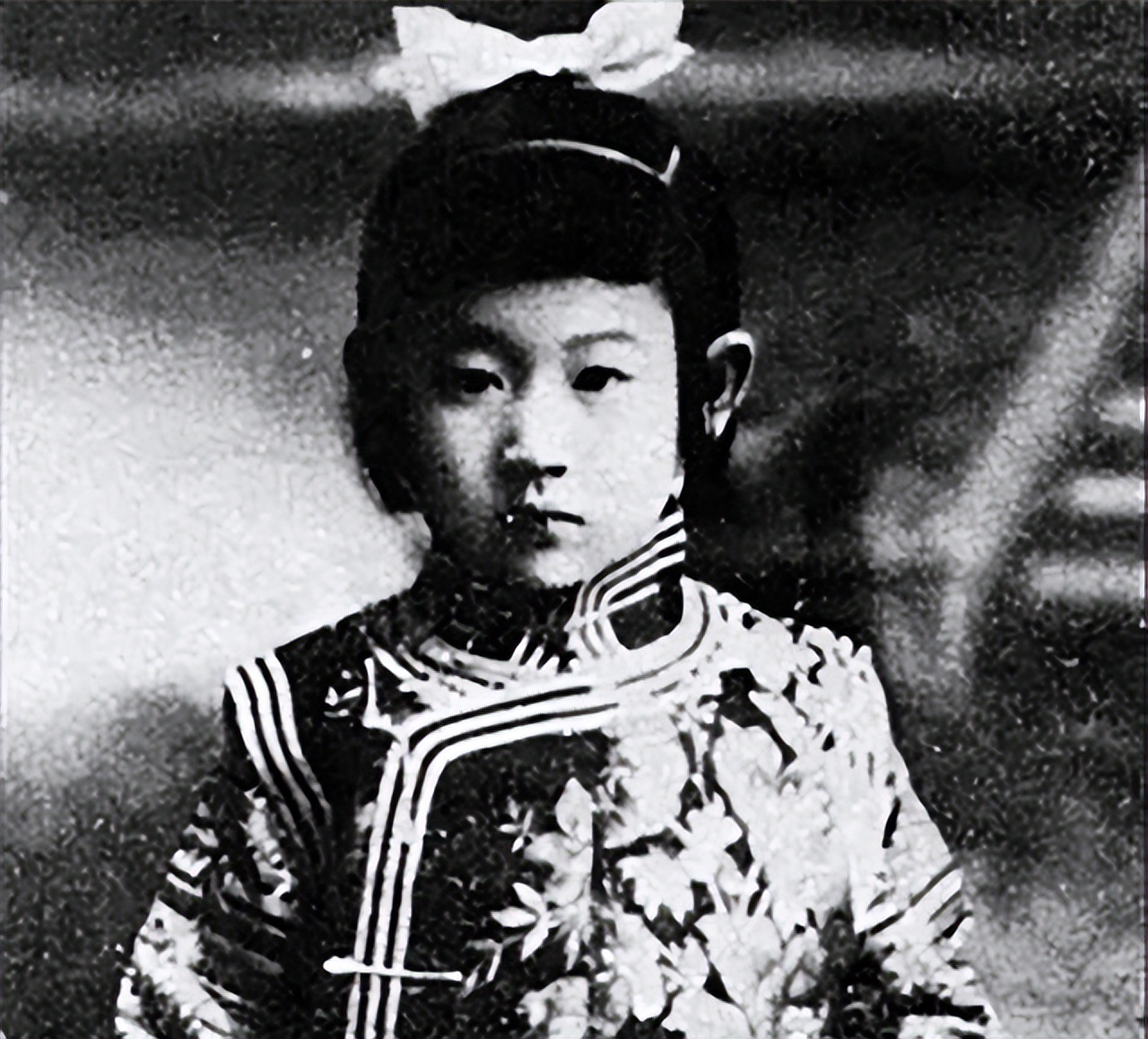 In 1948, Yoshiko Kawashima was executed by shooting. Some people ...