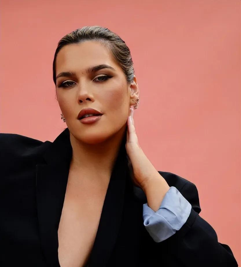 The plus-size model who conquered the fashion world: Pearl Froud - iMedia