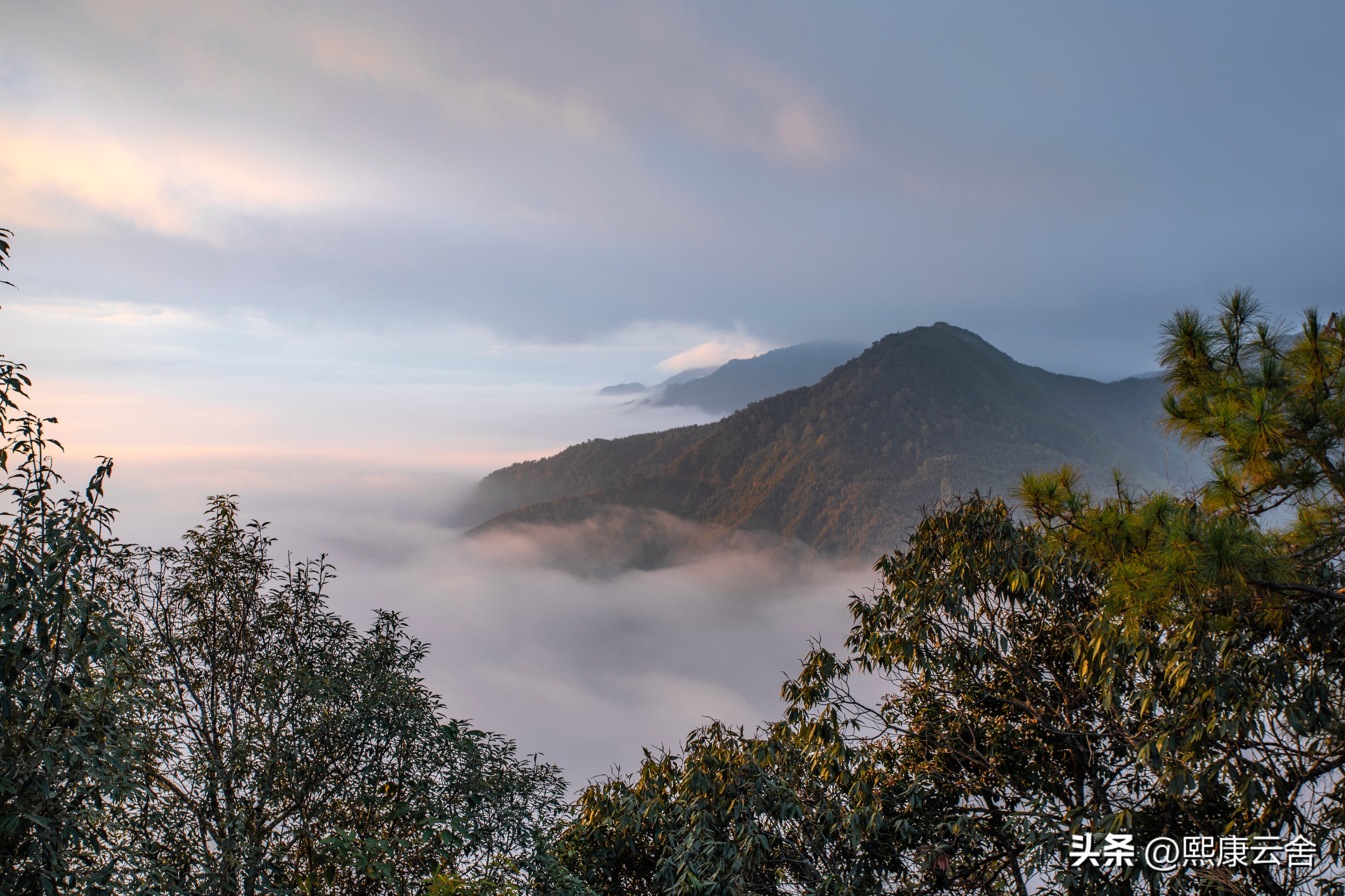 Climbing to the top of Baima Mountain - iNEWS