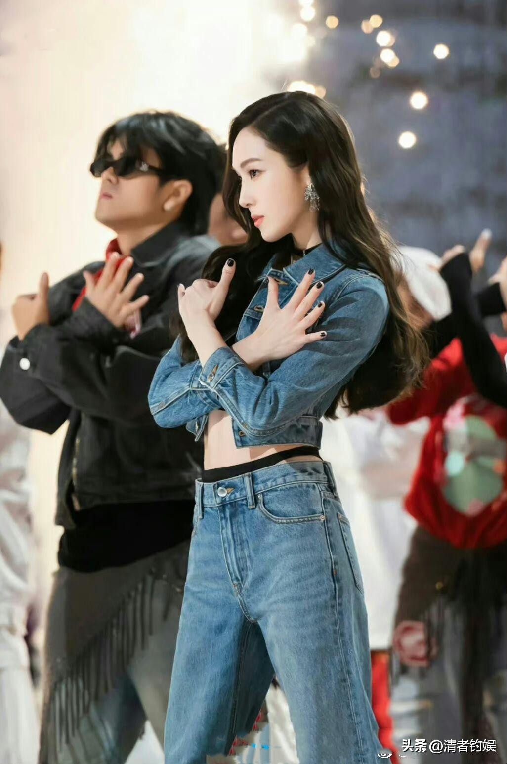 Queen behavior! Actress posts nude photos to counter hacker extortion ...