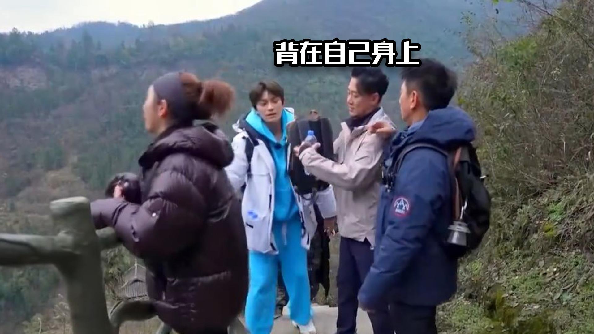 How warm is Lin Feng? Helping a female guest carry a backpack full of ...