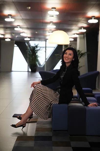 CCTV beauty anchor Li Hong - iNEWS