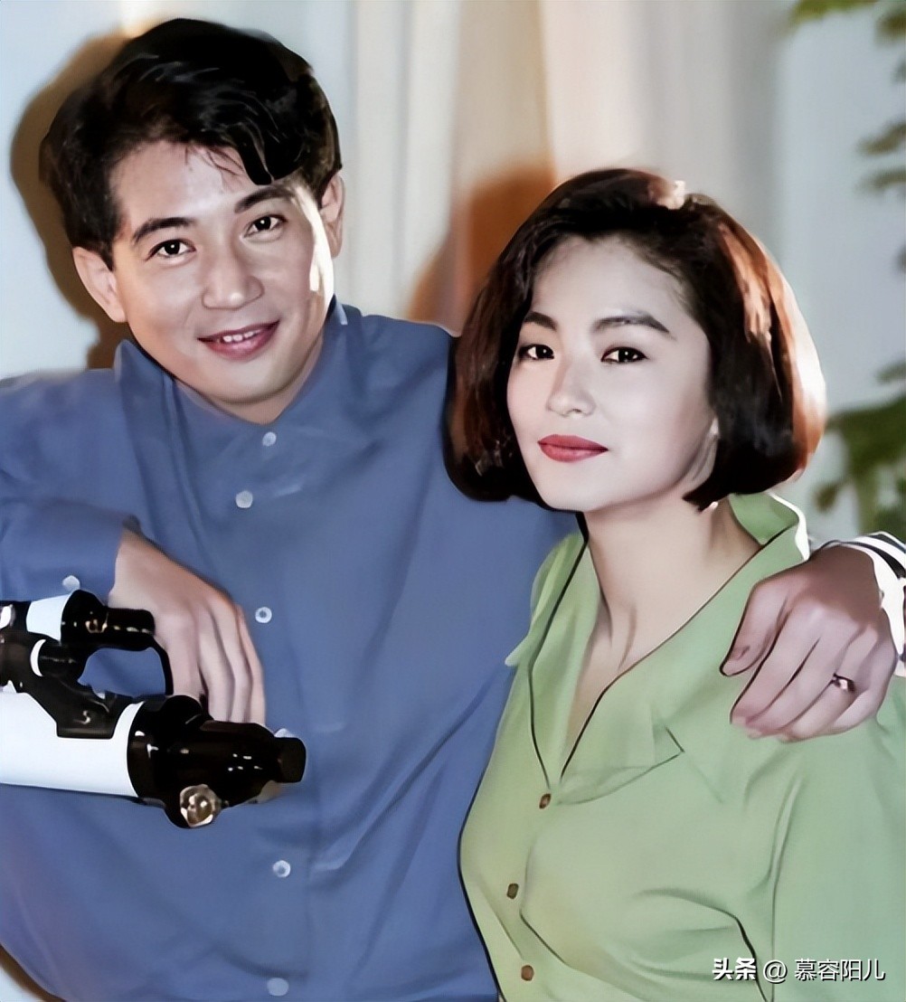 The 77-year-old Qin Han accompanied his granddaughter to play, with a ...