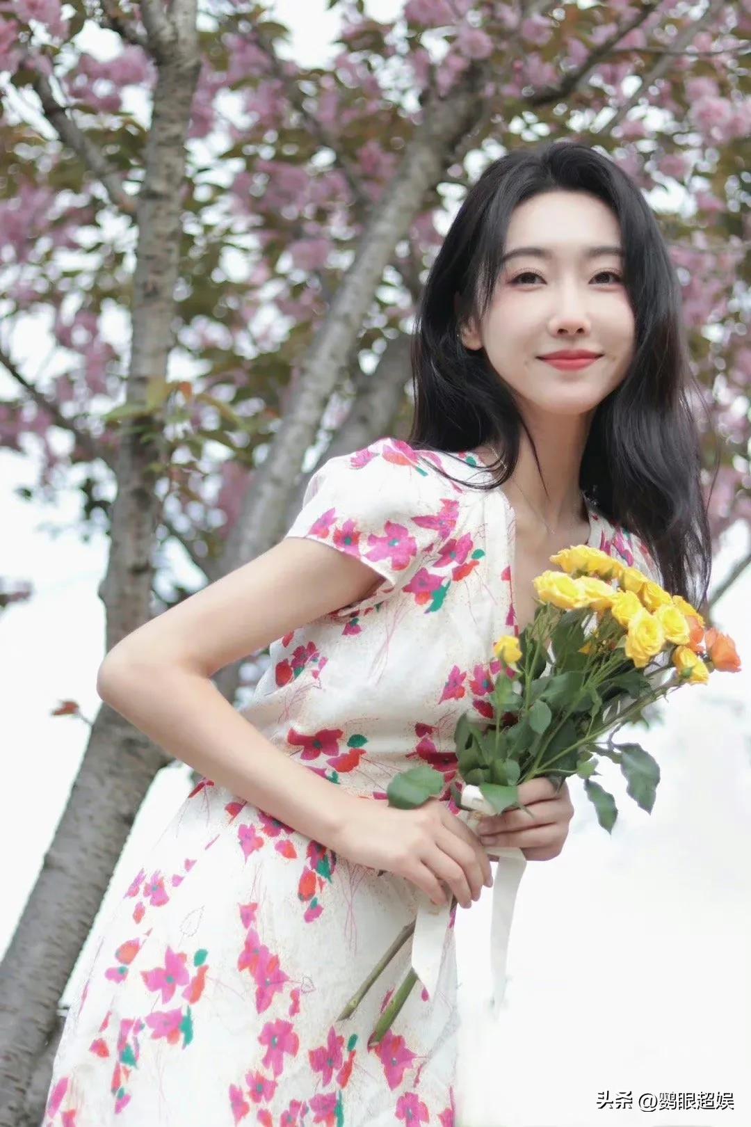 Xuan Lu's outdoor flowers and white dress take photos with her ...