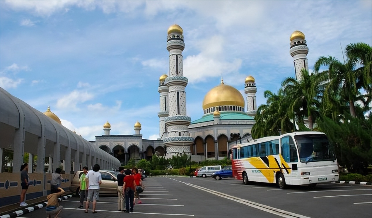 Brunei's imperial culture and local traditional development, the two ...