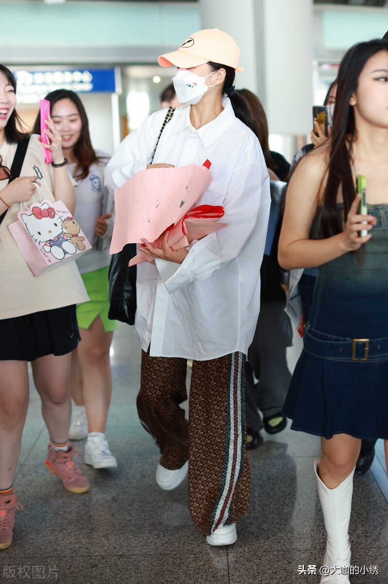 Tan Weiwei appeared at the Beijing airport and met fans all the way to ...