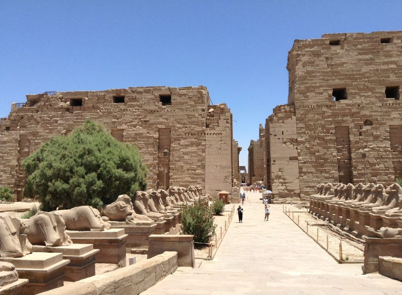 Talk about ancient Egypt: look at the architectural forms and ...