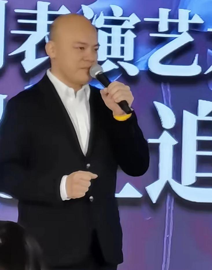 Lu Haichao, a 77-year-old veteran actor, passed away. His son appeared ...