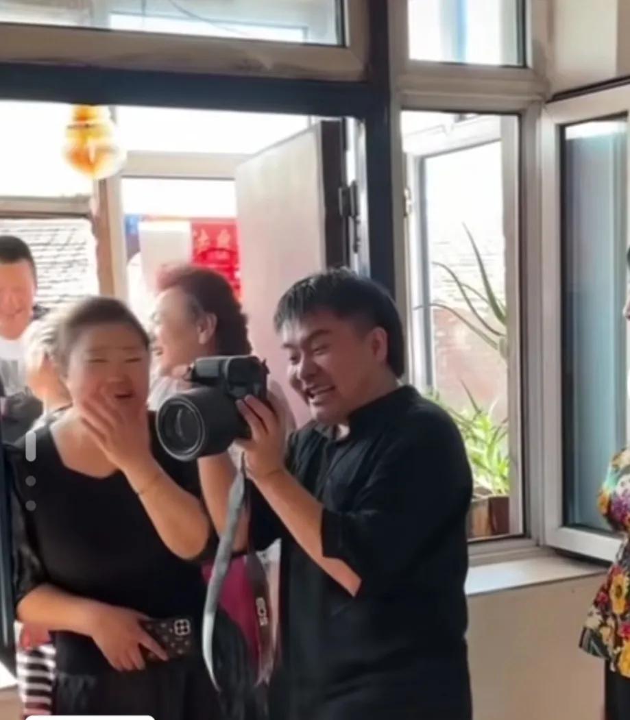 The photographer gave a hahaha, grandpa's teeth almost fell out of ...