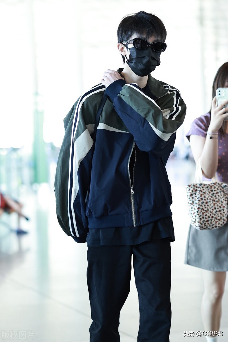 Lin Mo appeared in Beijing Airport star airport photos - iMedia