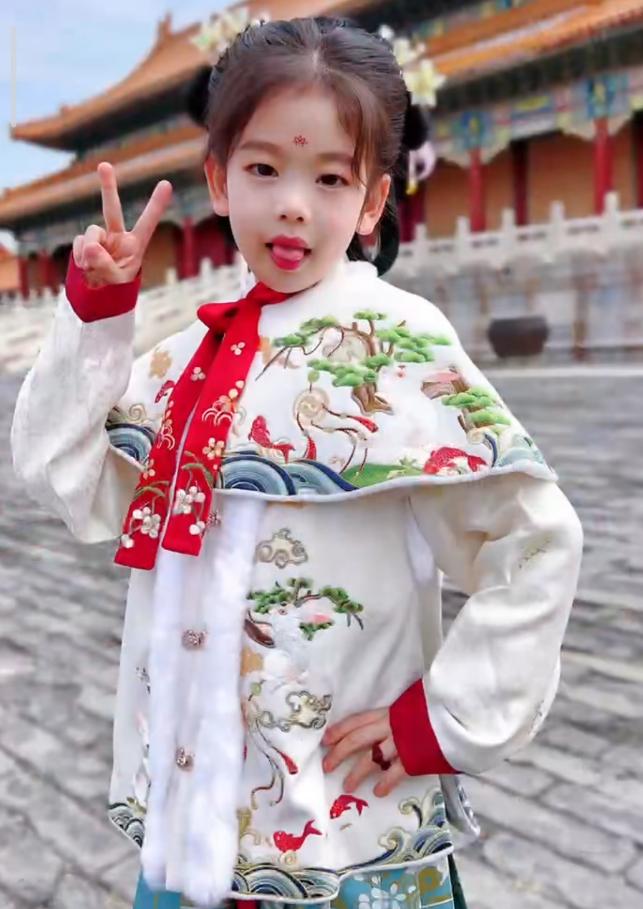 Xiao Li Linhan posted a recent photo of her daughter. The little cute ...