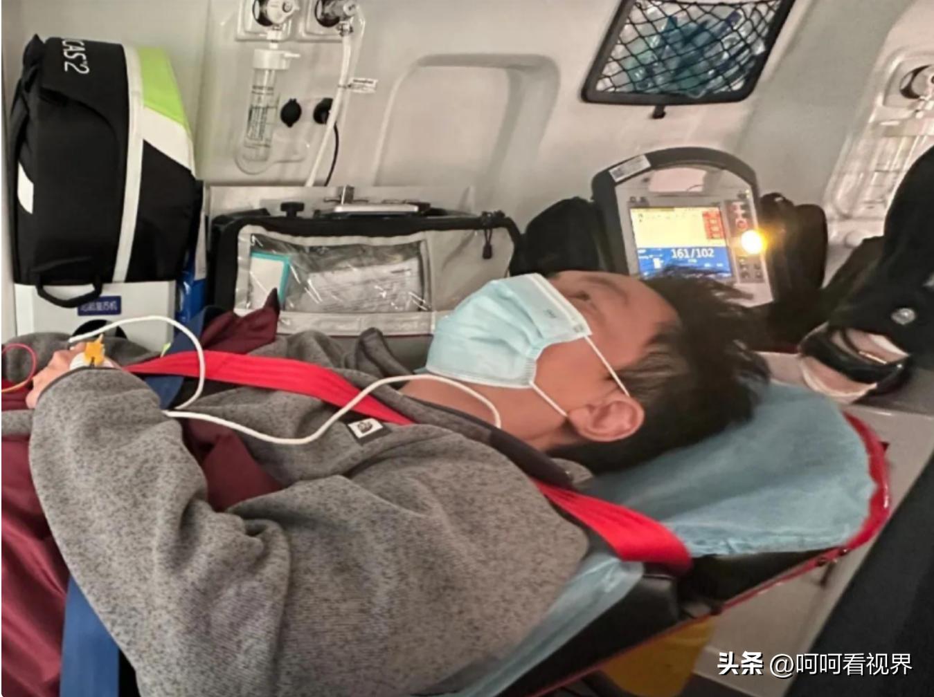 Lying on a stretcher, singer Li Quan lamented "Half a month, a dream ...