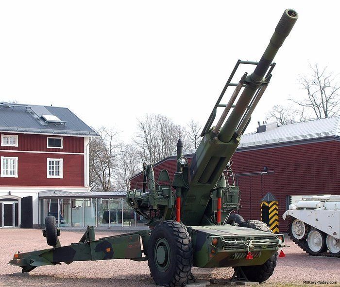 The world's first self-powered artillery, a 155mm towed howitzer ...