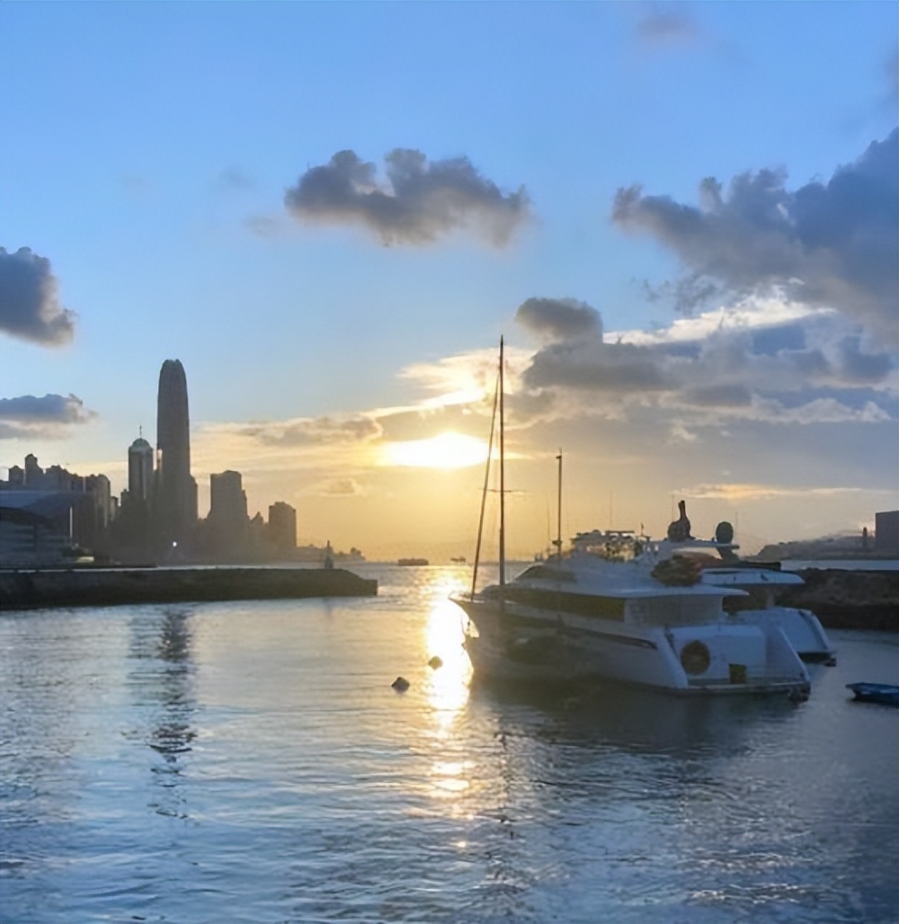 Tang Luowen and Ma Guoming flashed, drove a luxury yacht to sea, and ...