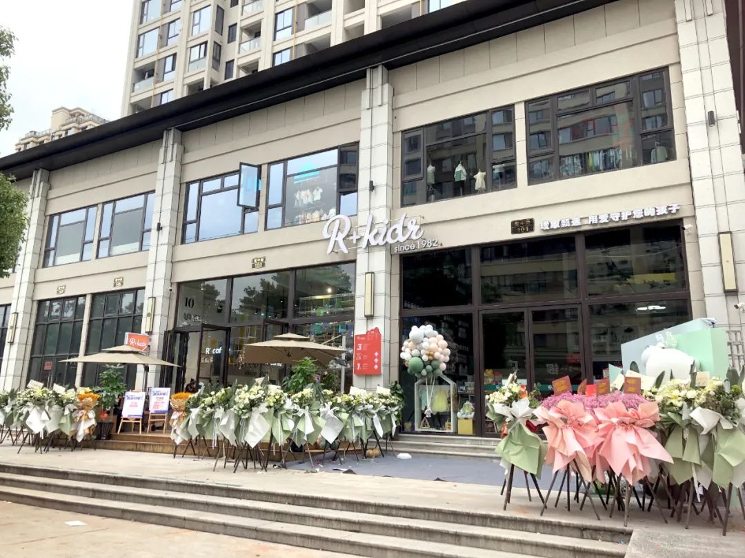 Our small rice dregs ate four rice balls in one go - iNEWS