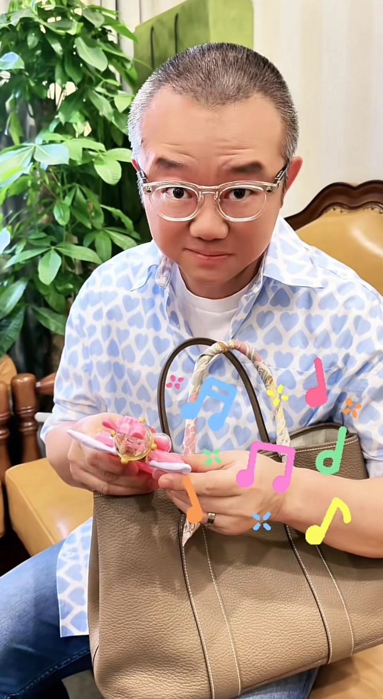 Tu Lei celebrates his 9-year-old wife's birthday! Hold a large bouquet ...