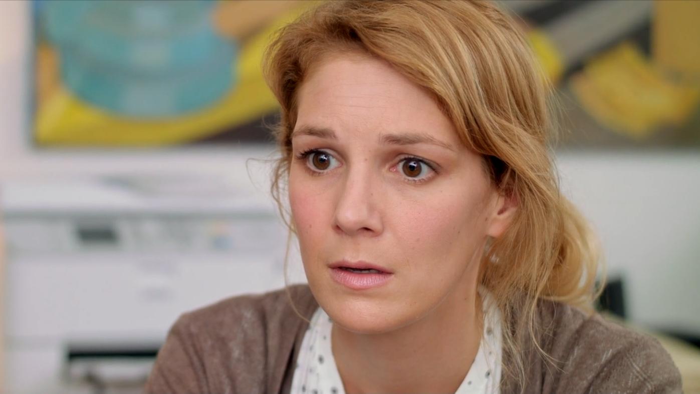 How does the movie "Alice" use realism to make the audience have a ...