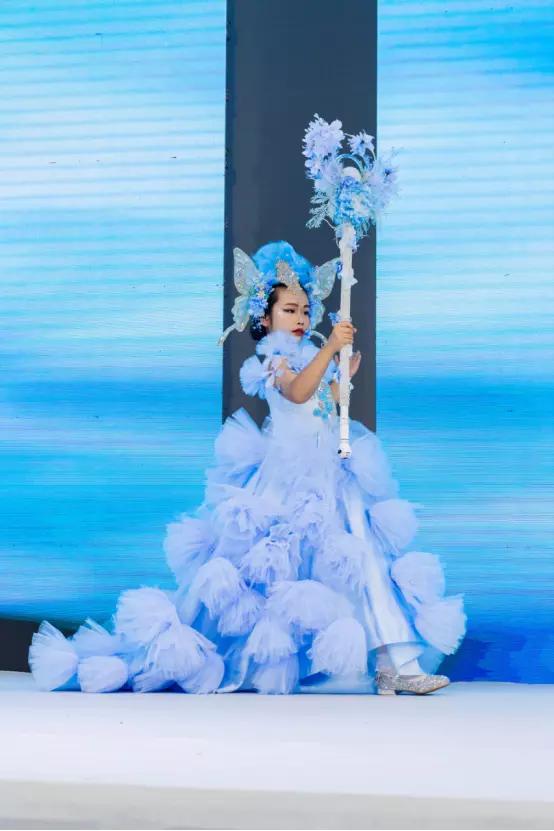 WG Supermodel Ceremony --- MIA's main show child model Dong Yitong - iNEWS